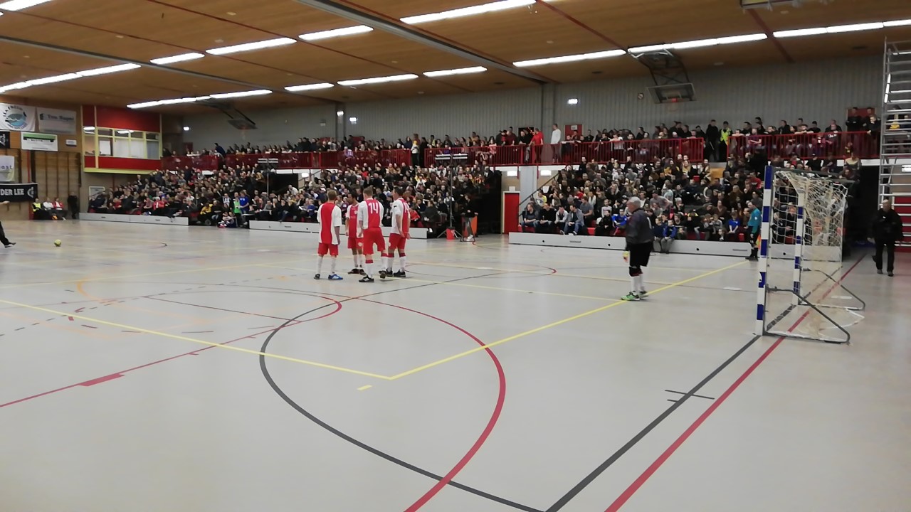 1200 man publiek verwelkomt G team tijdens zaalvoetbal gala op Urk.